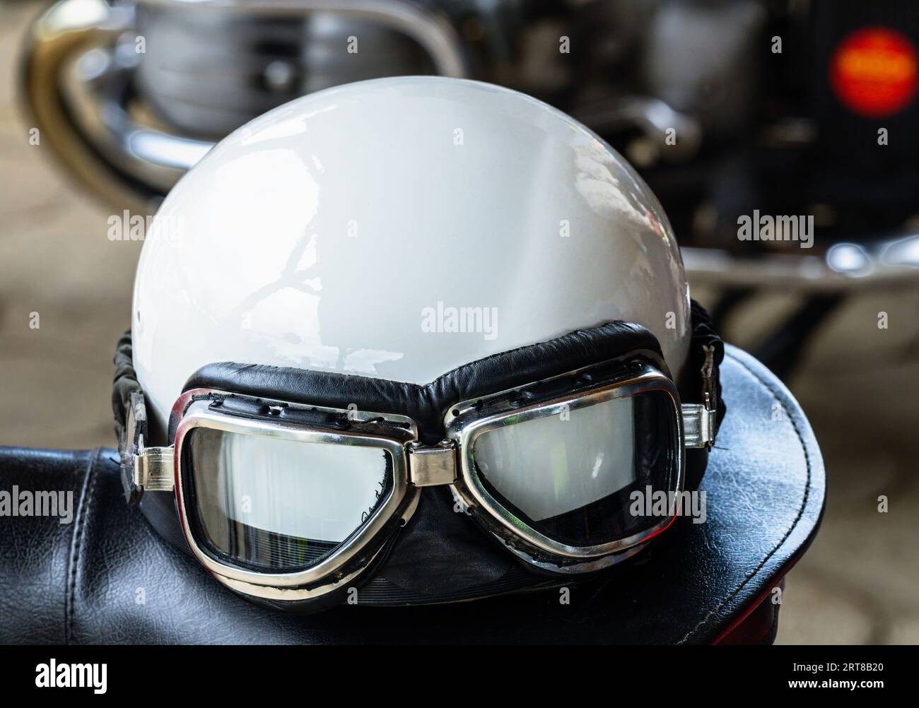 Vintage motorcycle helmet -Fotos und -Bildmaterial in hoher Auflösung ...