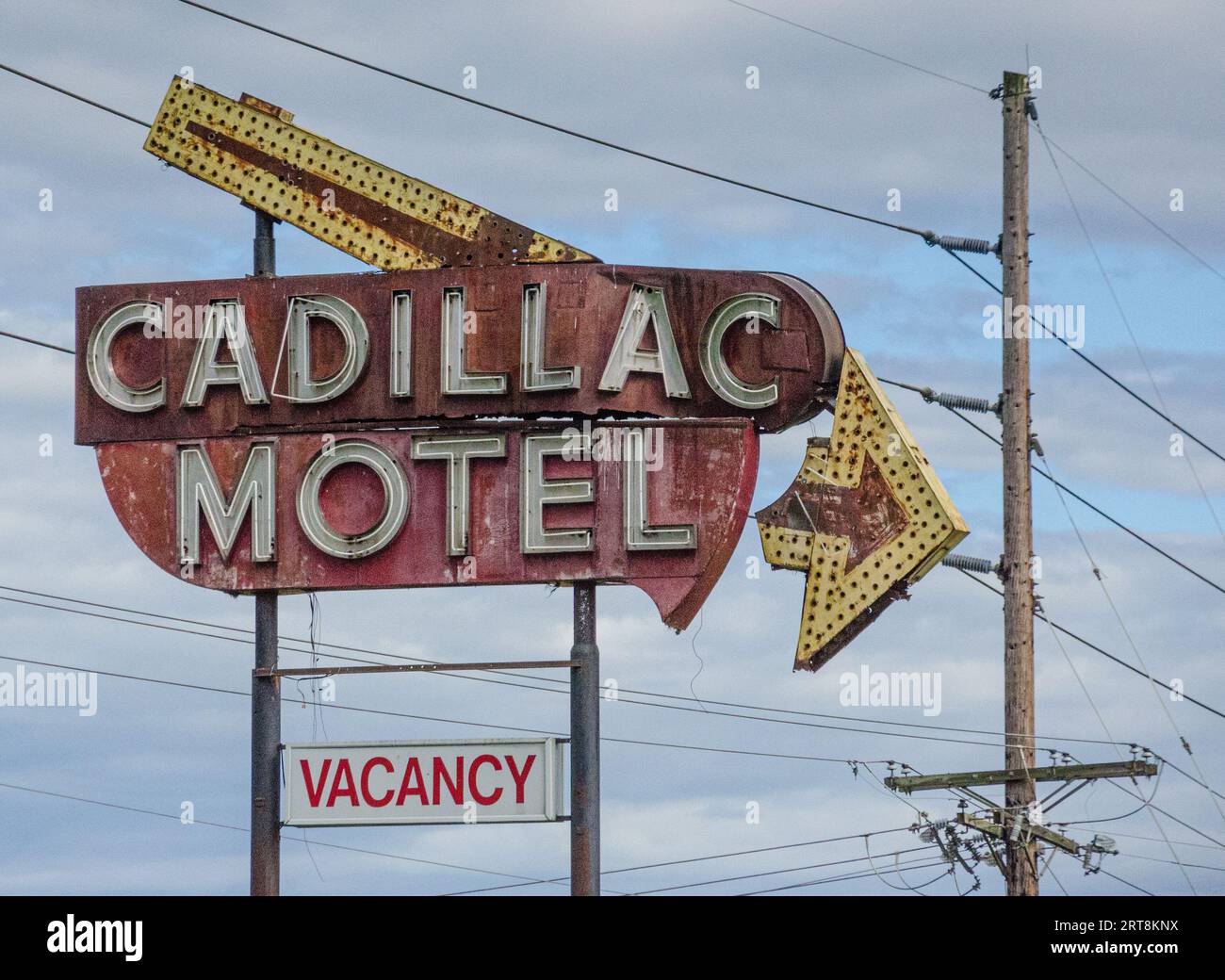 Old broken neon sign -Fotos und -Bildmaterial in hoher Auflösung – Alamy