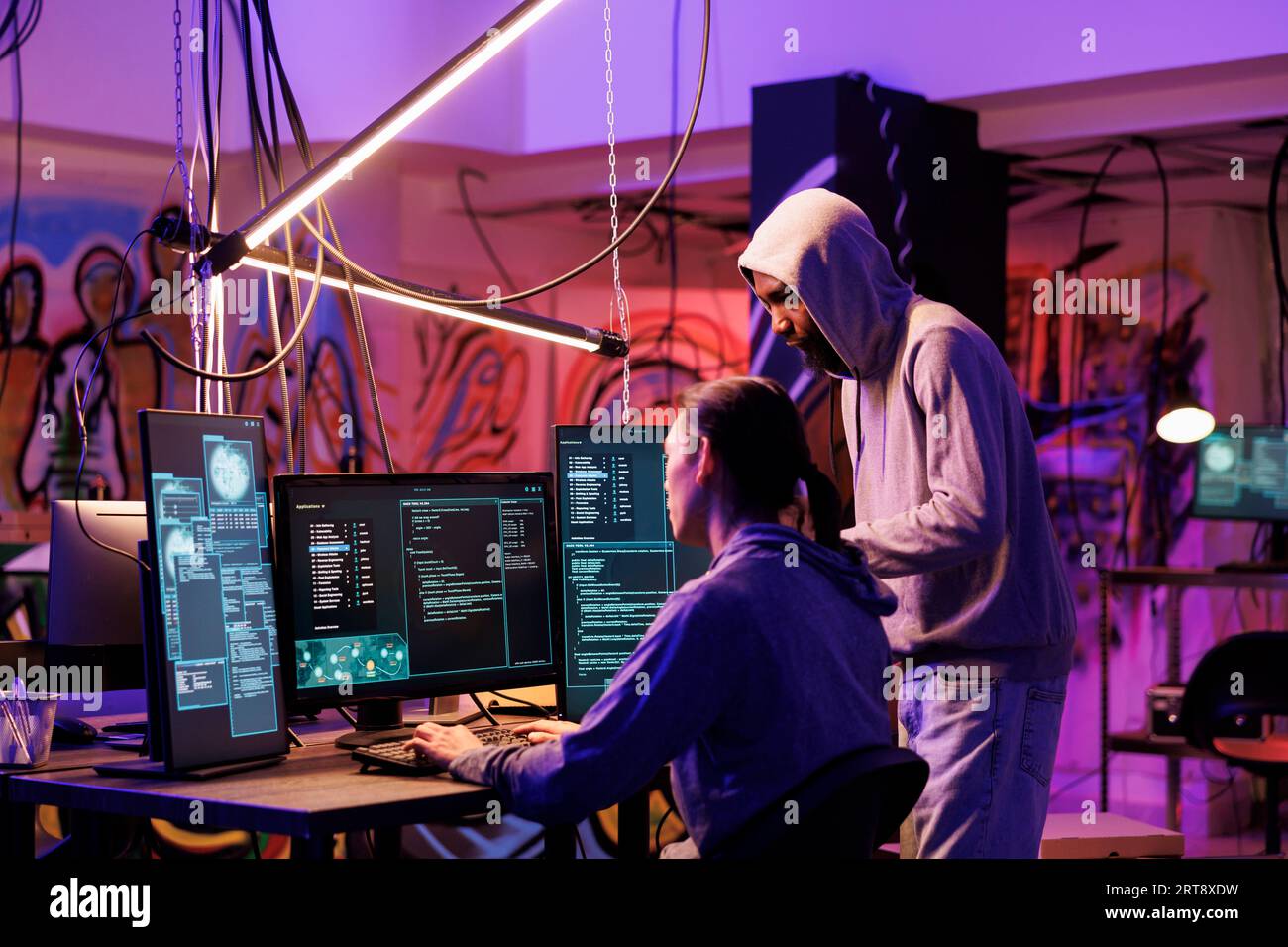 Hacker, die schädliche Software auf dem Computer kodieren, während sie ... Hacker, die schädliche Software auf dem Computer kodieren, während sie ...