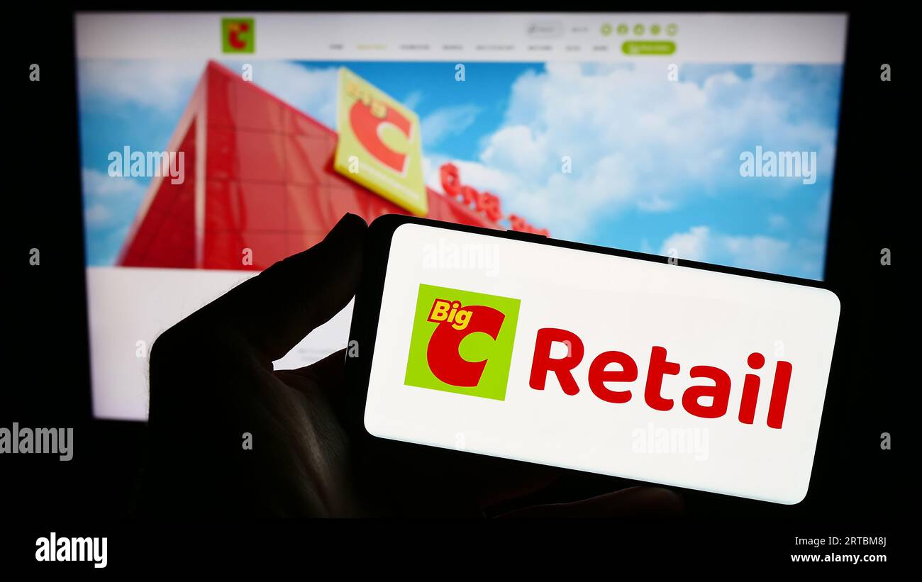 Person, die ein Smartphone mit dem Logo des Unternehmens Big C Retail Corporation PCL (BRC) auf ...