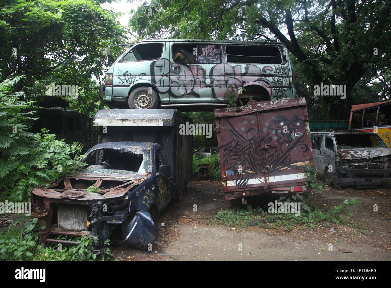 Dhaka, Bangladesch – 12. September 2023: Die beschlagnahmten Fahrzeuge ...