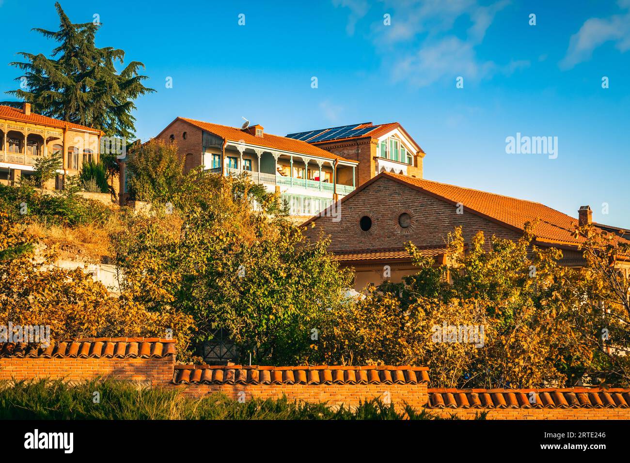 Telavi, Georgien - 6. novermber, 2022: Bunte Häuser, Pensionen in der ...