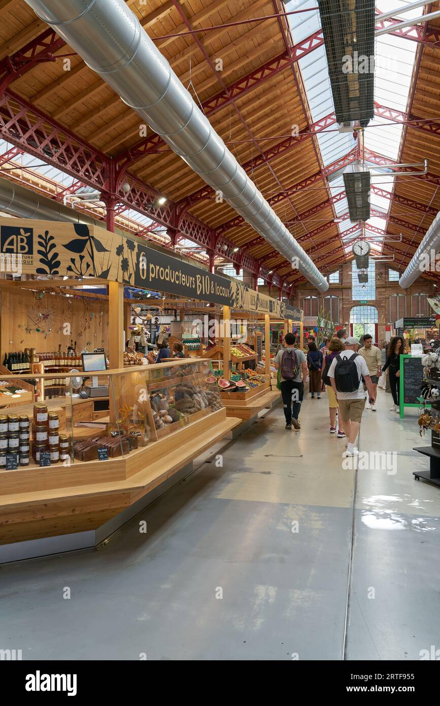 Markthalle Marché Couvert mit regionalen Speisen und Köstlichkeiten in ...