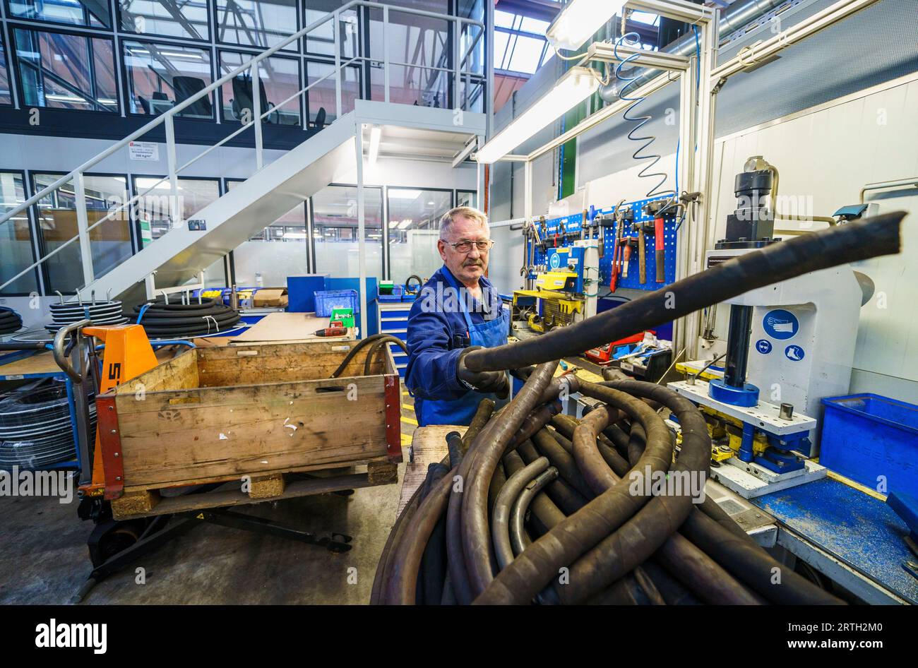 PRODUKTION - 06. September 2023, Hessen, Fulda: Ein Mitarbeiter legt an ...