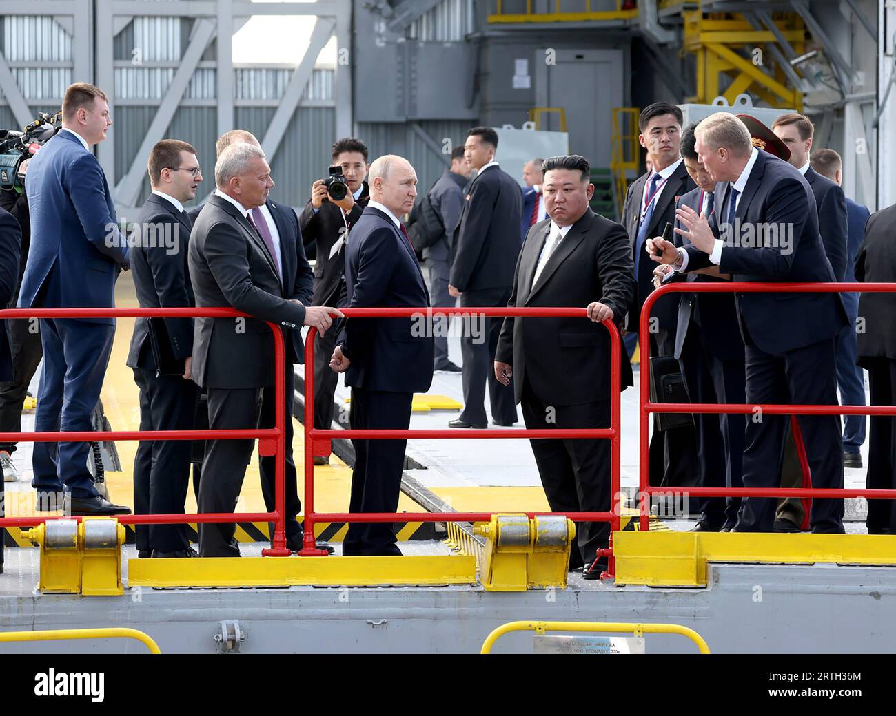 Der nordkoreanische Führer Kim Jong-un (R) und der russische Präsident ...