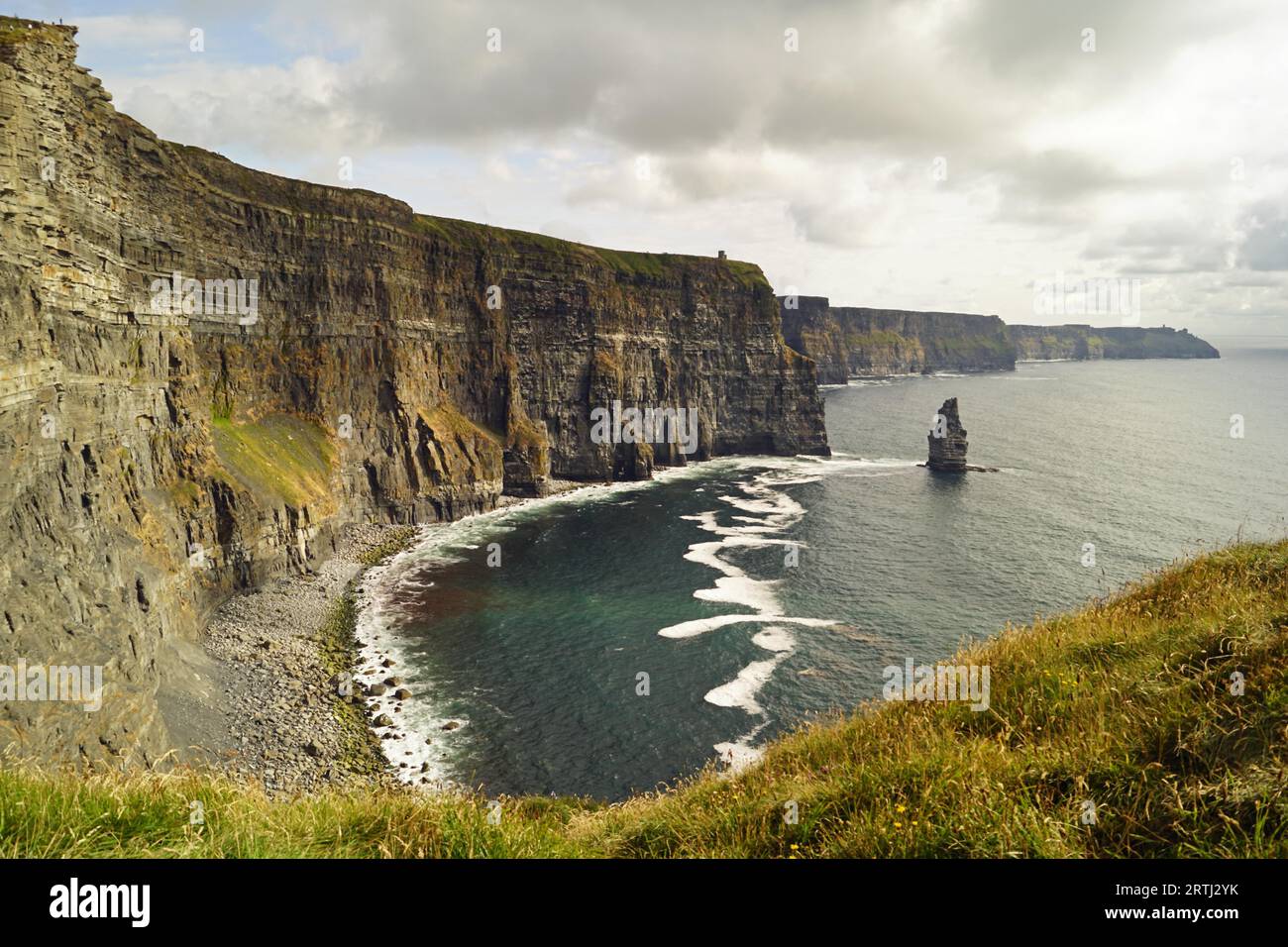 Die Cliffs of Moher sind die bekanntesten Klippen Irlands. Sie befinden ...