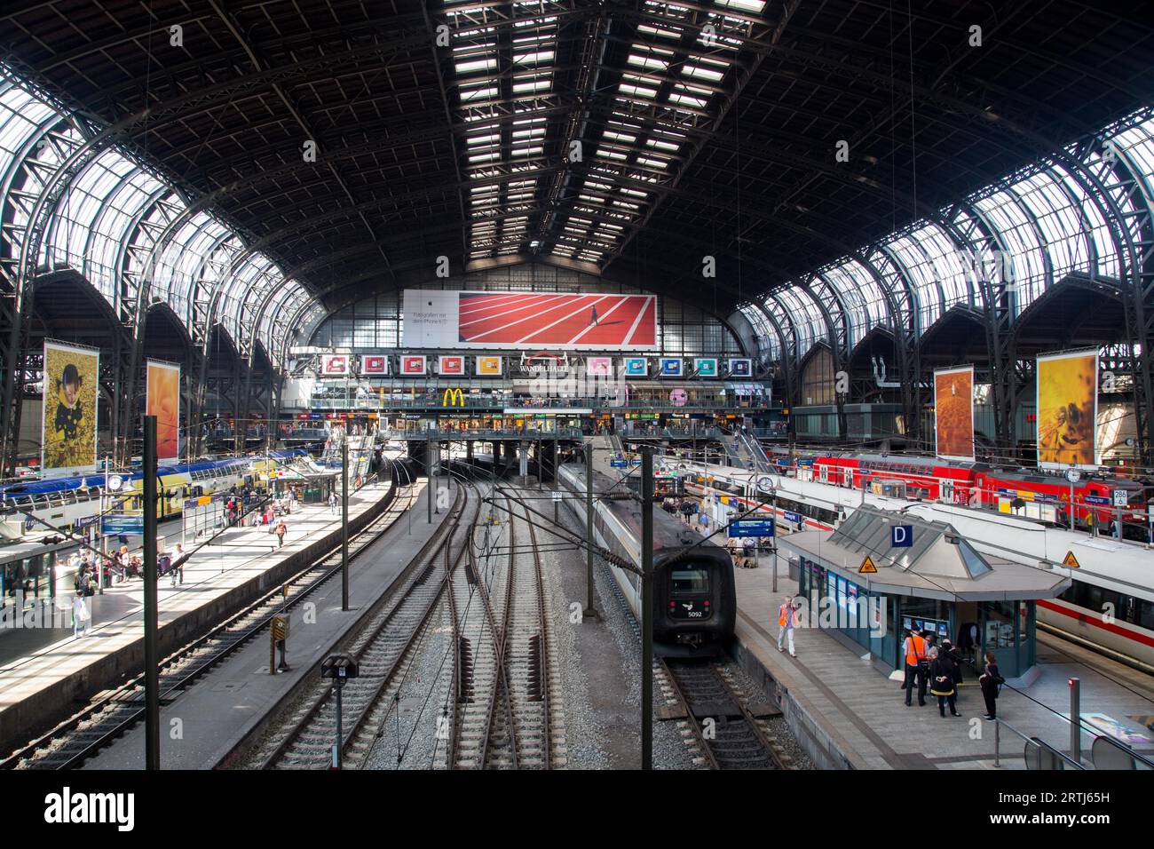 Wandelhalle hamburg hauptbahnhof -Fotos und -Bildmaterial in hoher Auflösung – Alamy