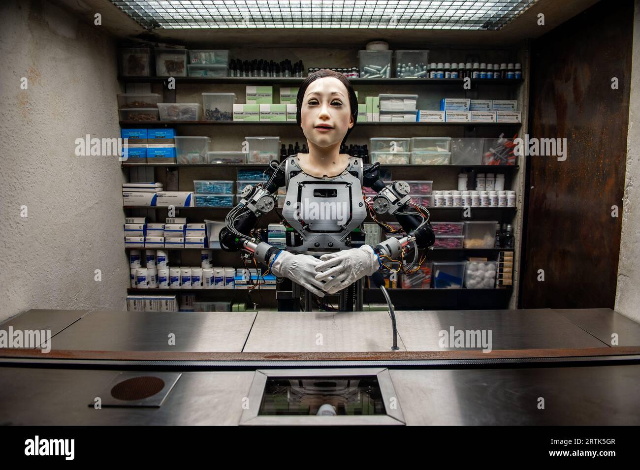 Der menschlich aussehende Roboter Amy ist bereit, Medikamente zu ...