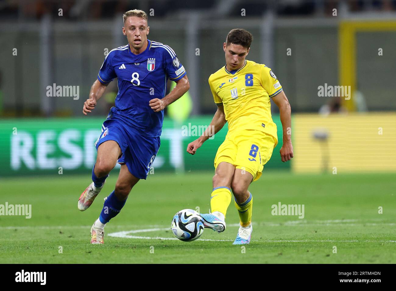 Georgiy Sudakov aus der Ukraine und Davide Frattesi aus Italien kämpfen ...