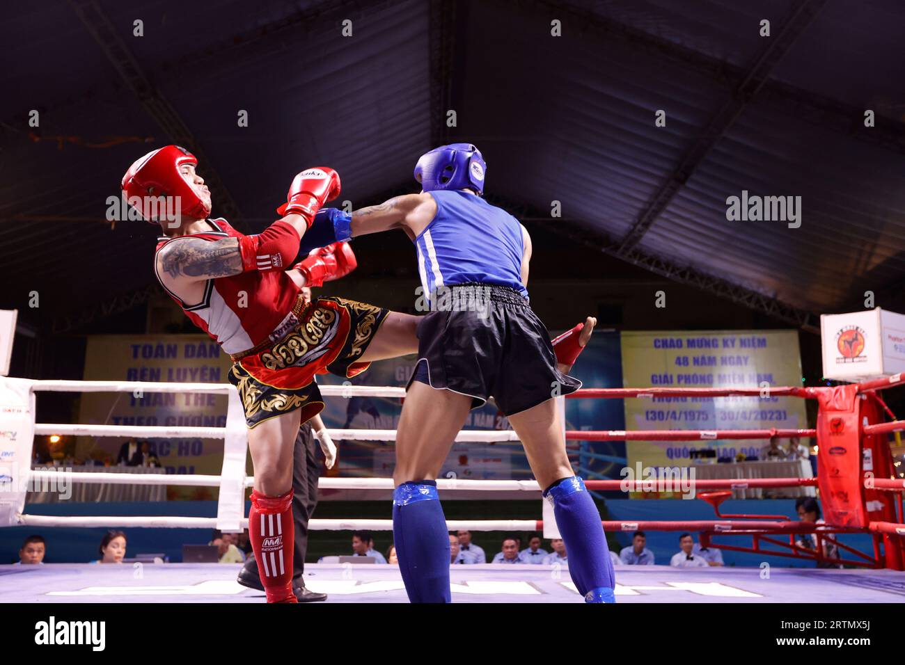 Muay Thai, Thai Boxen, zwei Männer kämpfen im Boxring. Ho-Chi-Minh ...