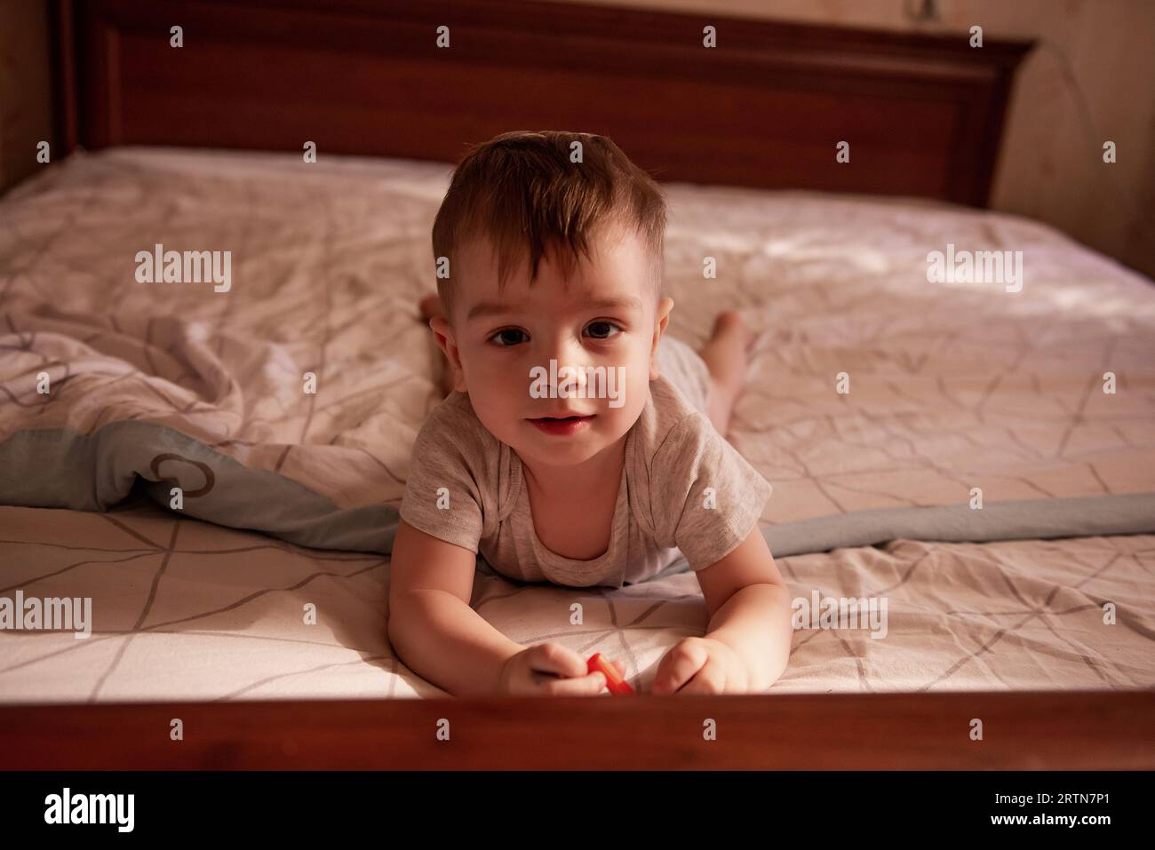 Junge liegt auf dem bauch -Fotos und -Bildmaterial in hoher Auflösung - Seite 2 - Alamy