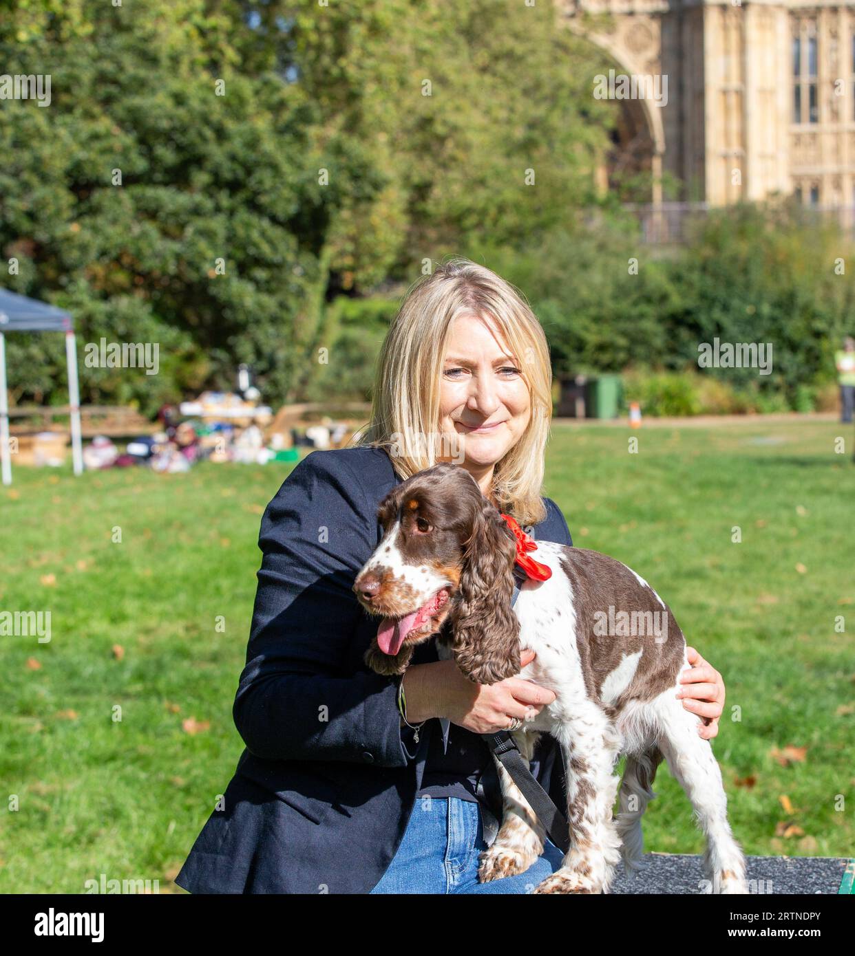 London, Großbritannien. September 2023. Westminster Dog of the Year 2023 Suzanne Webb MP sitzt ...