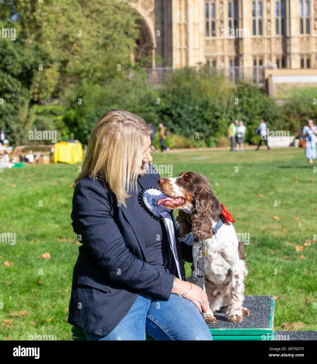 London, Großbritannien. September 2023. Westminster Dog of the Year 2023 Suzanne Webb MP sitzt ...