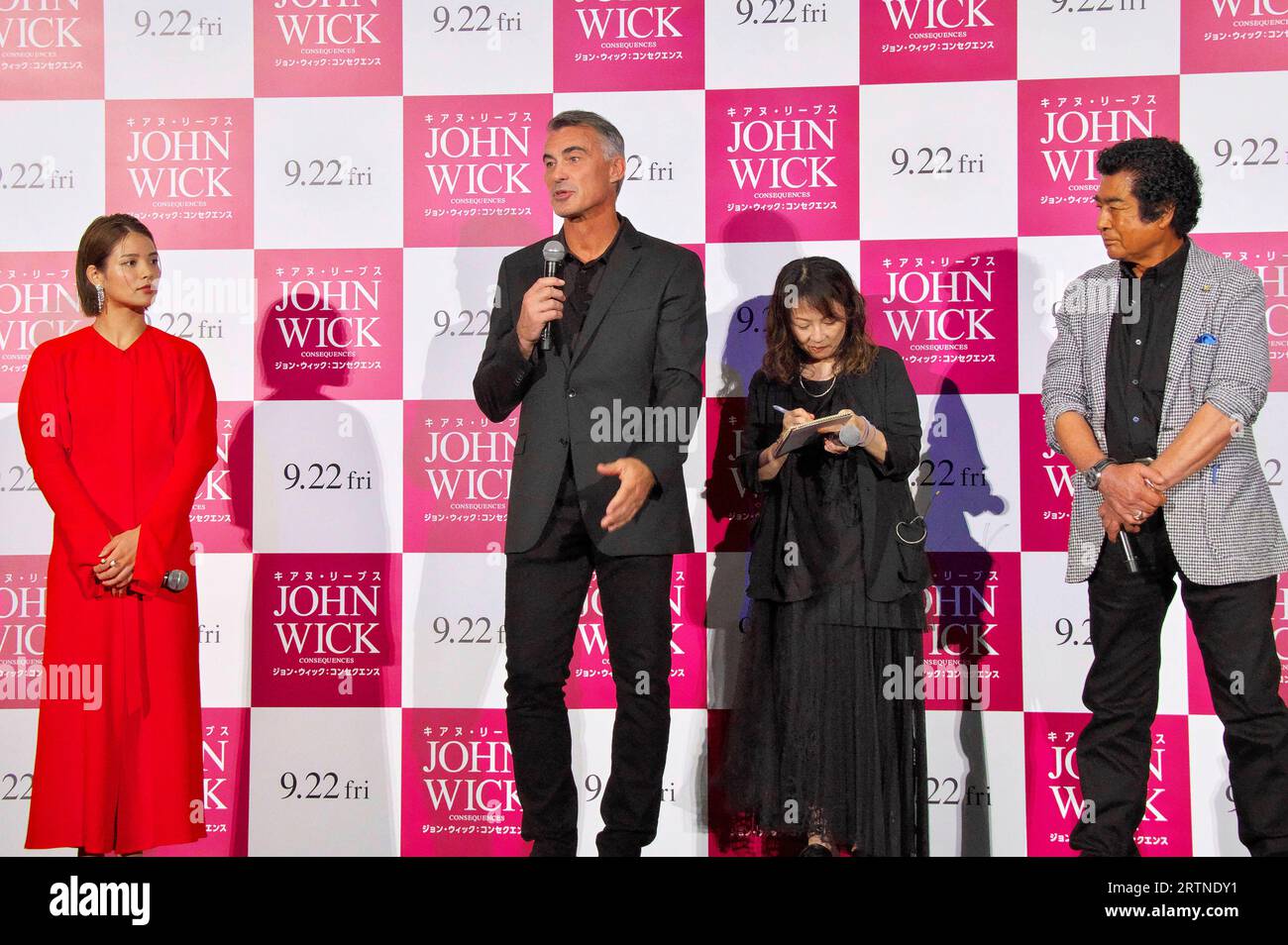 Uta Abe, Chad Stahelski, Dolmetscherin und Hiroshi Fujioka bei der ...