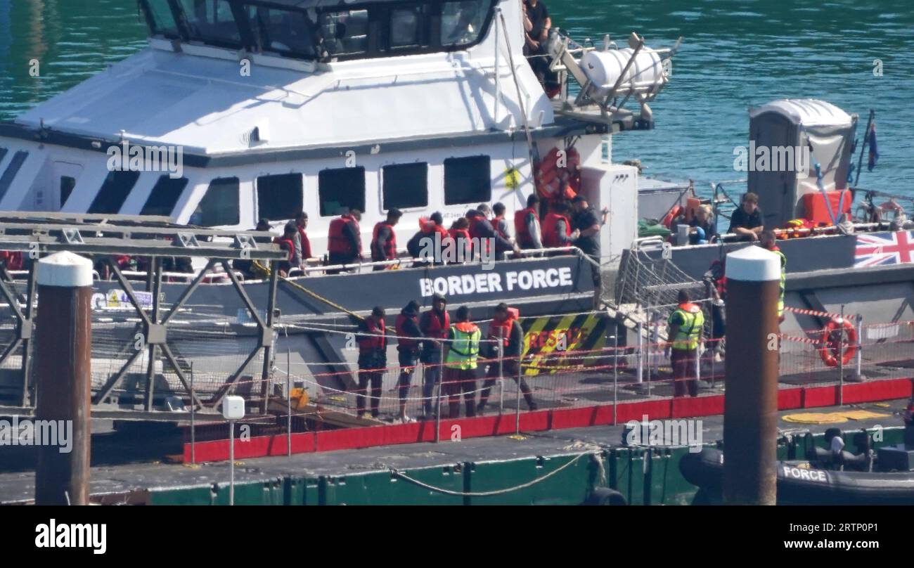 Eine Gruppe von Menschen, die als Migranten gelten, wird nach einem ...