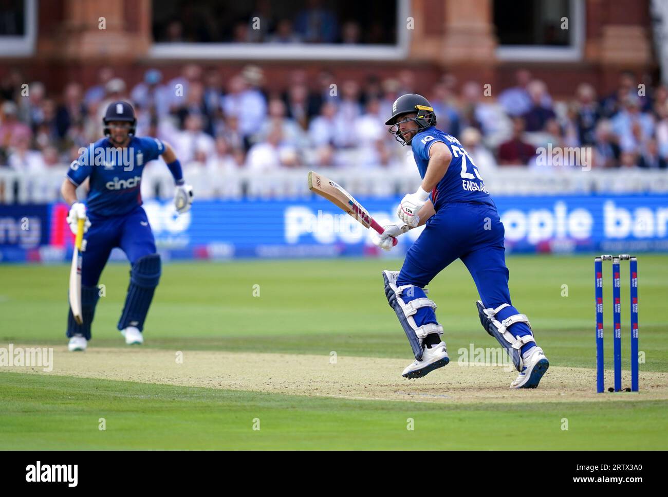 Der Engländer Joe Root und Dawid Malan absolvieren beim vierten Metro ...