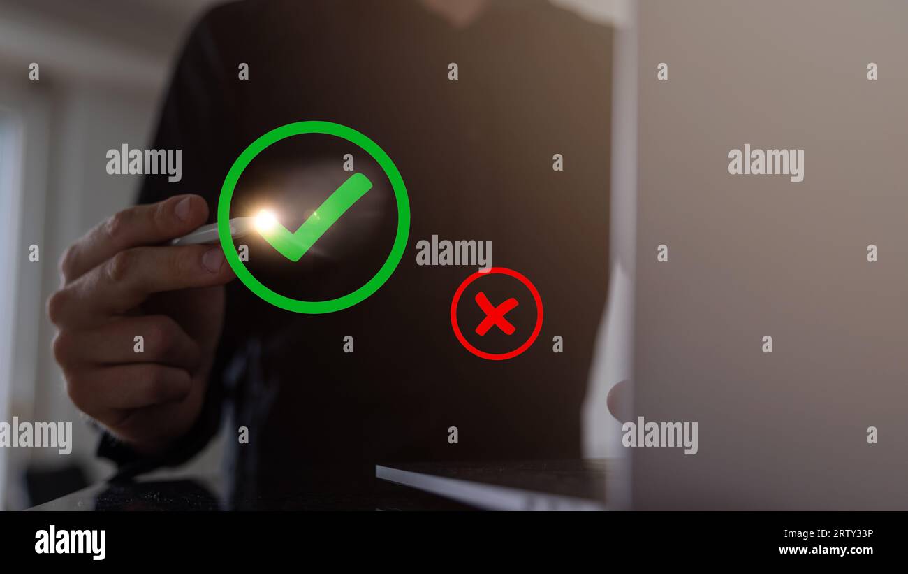 Richtige und falsche Symbole, wobei die Hand des Mannes das richtige ...