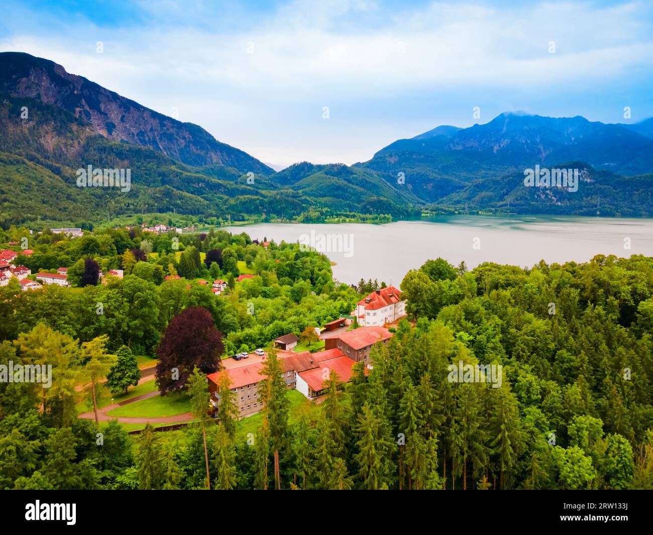 Schloss Aspenstein Luftpanorama. Schloss Aspenstein befindet sich in Kochel am See Stadt am ...