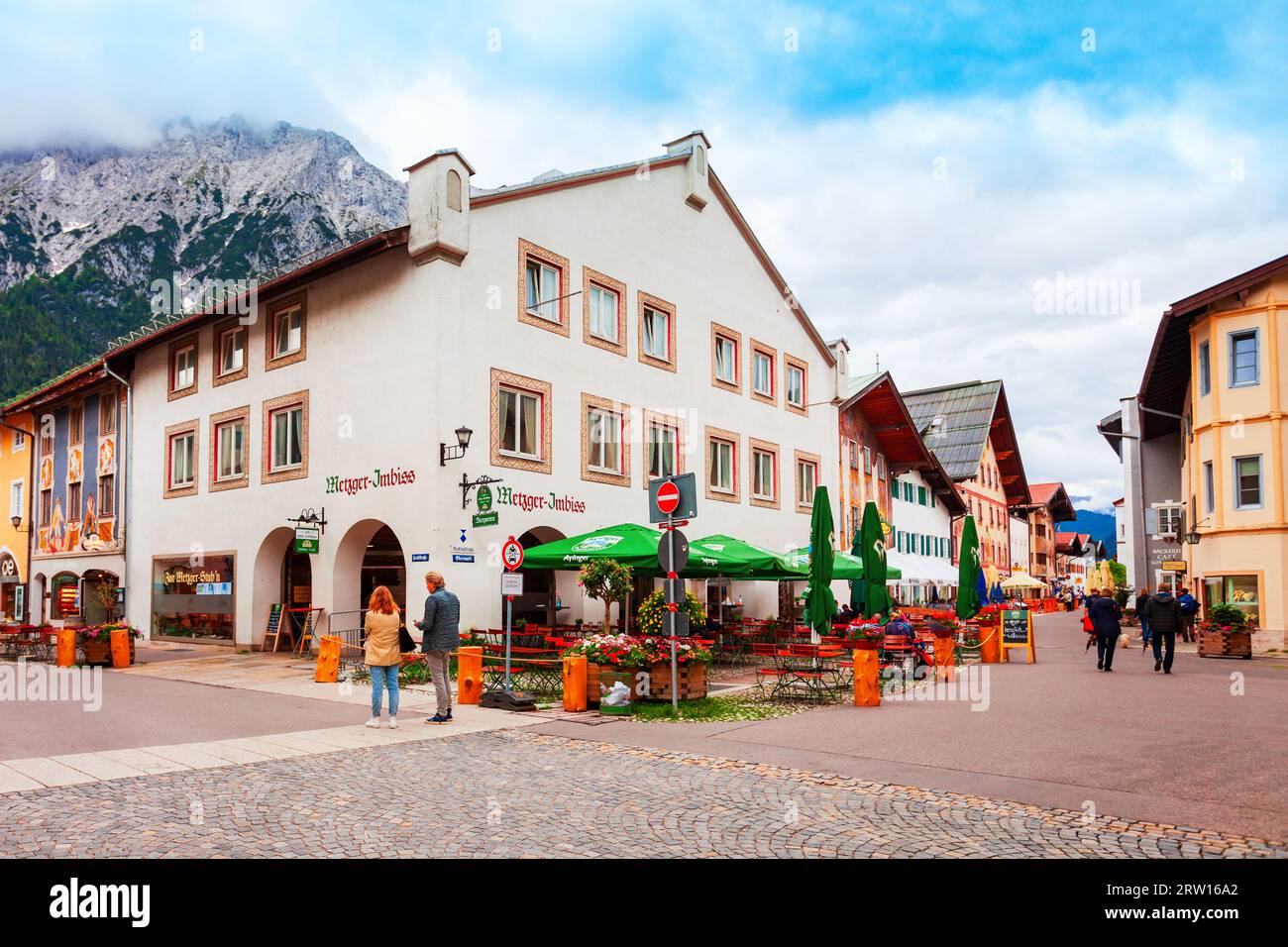 Mittenwald, Deutschland - 01. Juli 2021: Schöne lokale Häuser in der ...