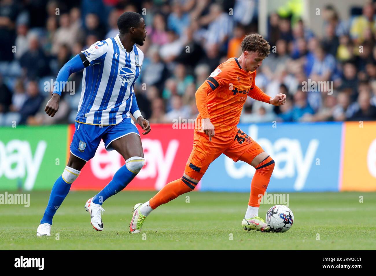 Nathan Broadhead von Ipswich Town (rechts) und Dominic Iorfa von ...