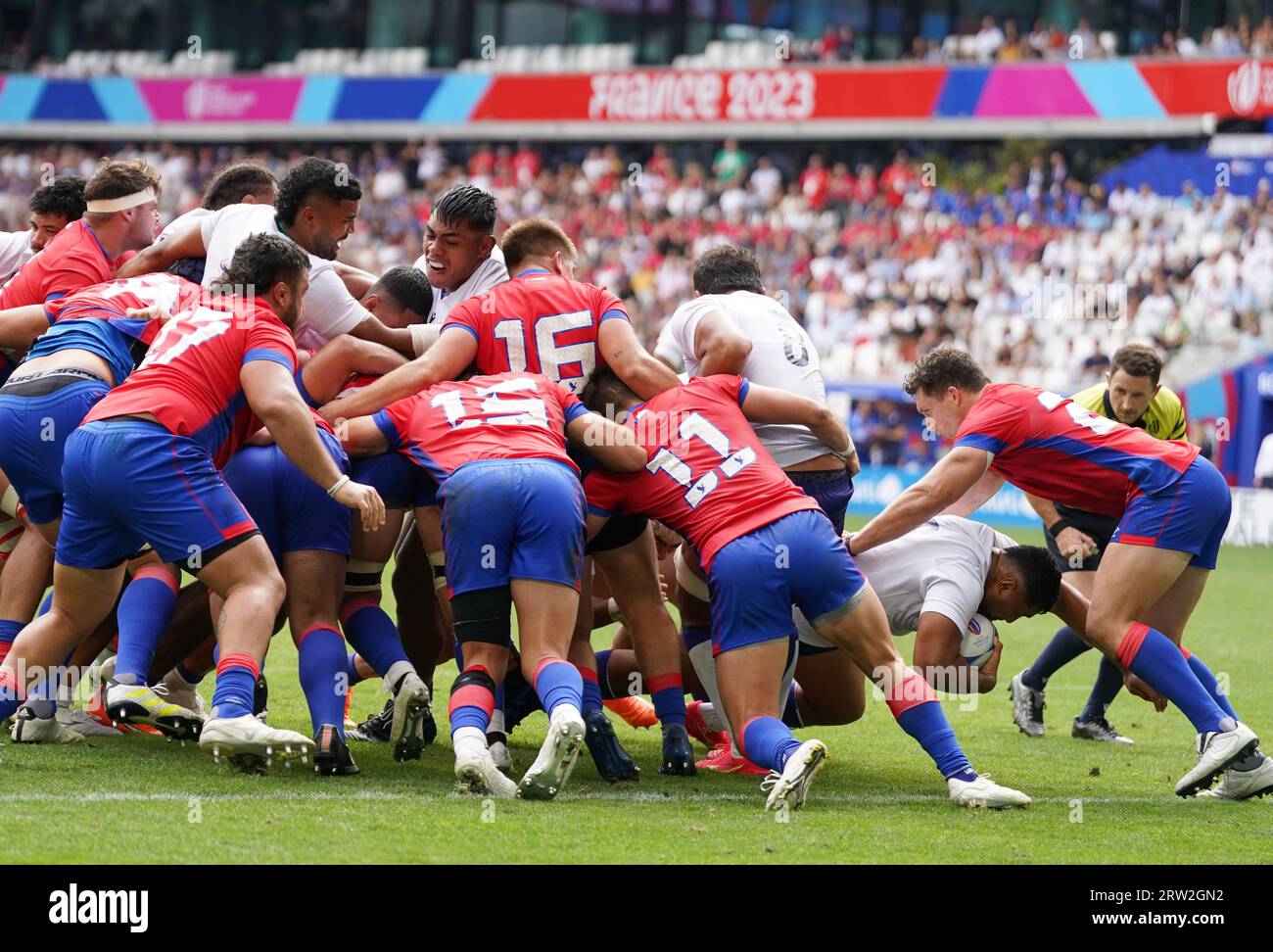 Sama Malolo (rechts) aus Samoa geht beim Rugby-Weltcup 2023, dem Pool-D ...