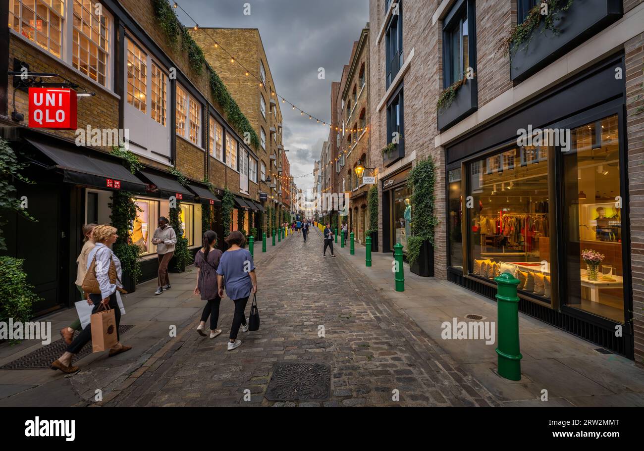 London, UK: Leute, die entlang der Floral Street spazieren gehen, einer ...