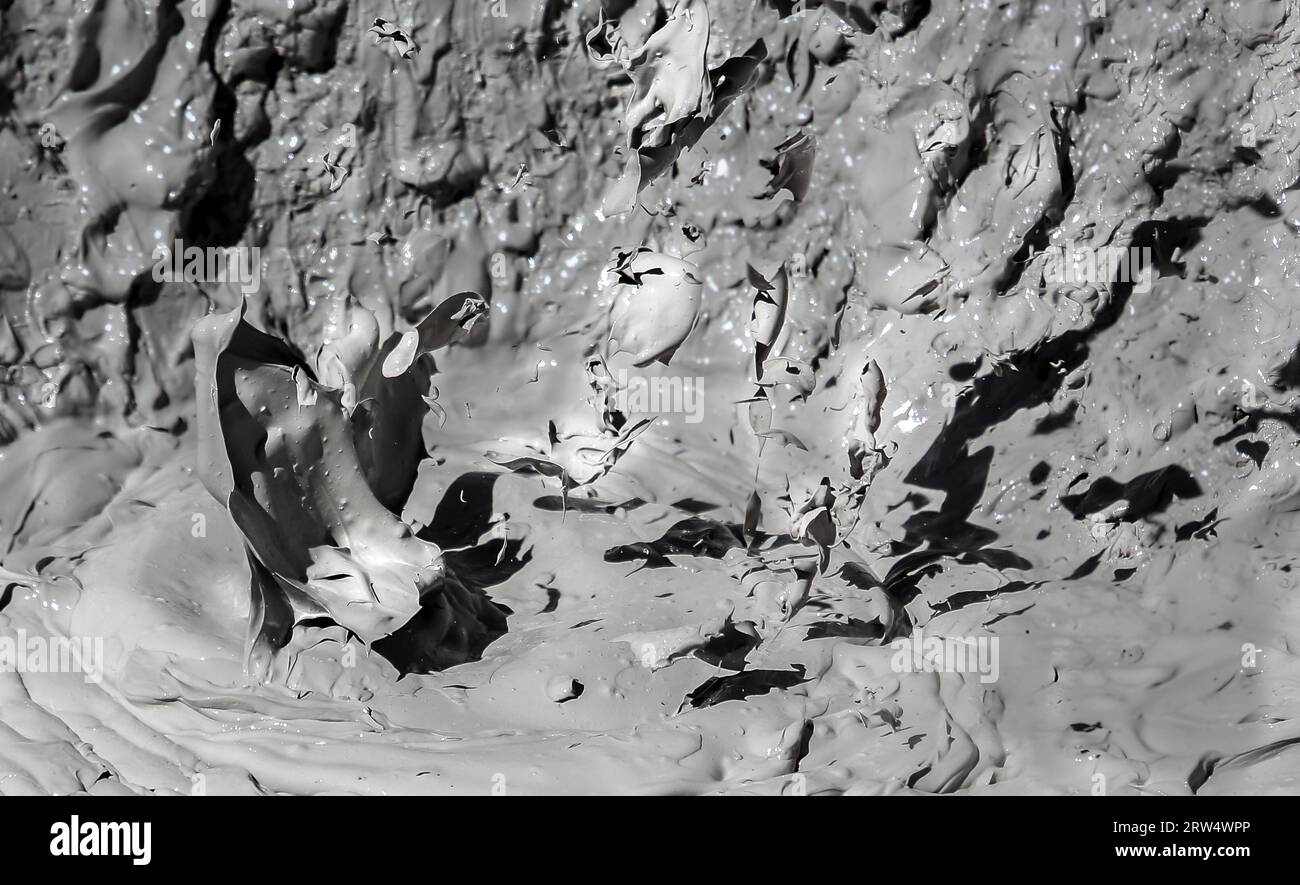 Volcanic mud bubble -Fotos und -Bildmaterial in hoher Auflösung – Alamy