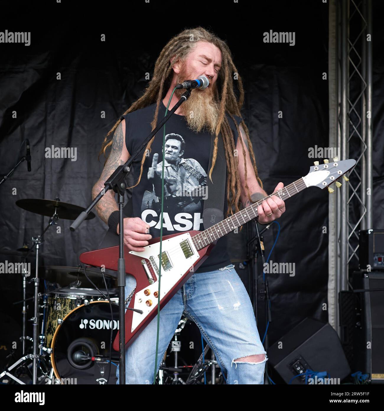 Iron Rat tritt live auf der Hauptbühne in Robert's Park beim Saltaire ...