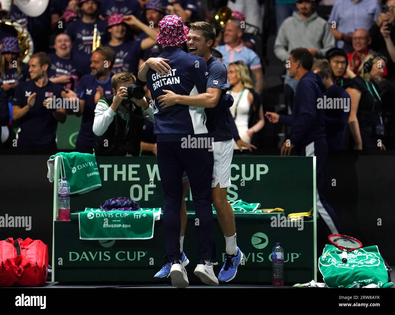 Neal Skupski und Andy Murray aus Großbritannien feiern die ...