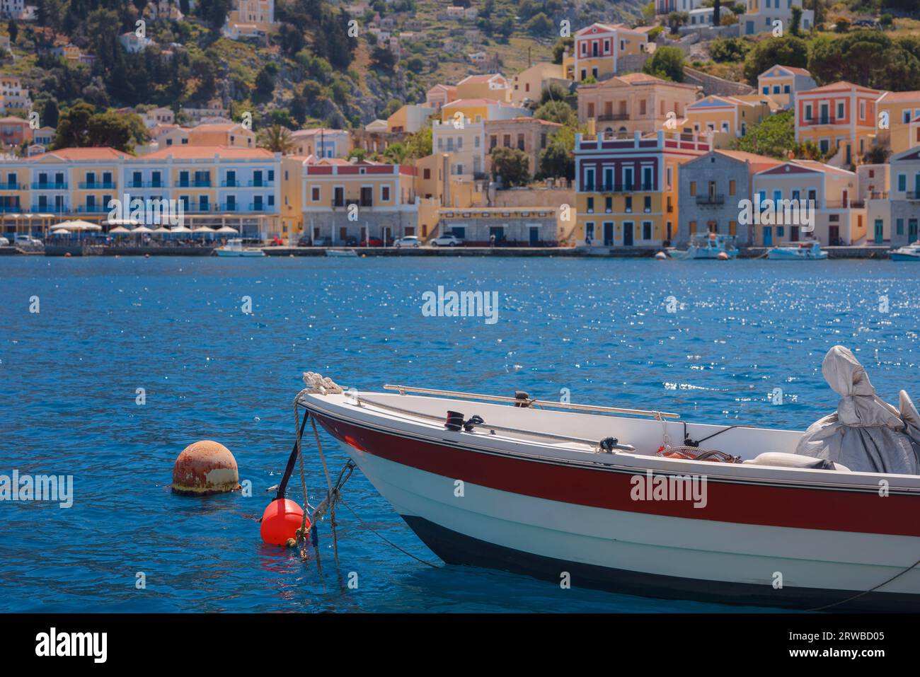 Blick auf den Hafen von Symi oder Simi, klassische Schiffsyachten ...