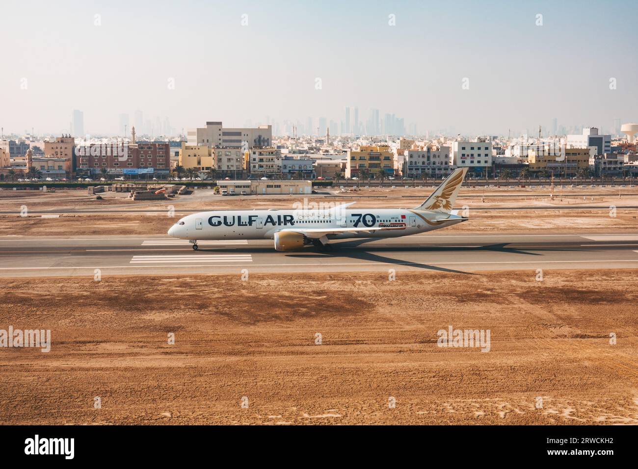 Eine Gulf Air Boeing 787 auf der Start- und Landebahn am Bahrain ...