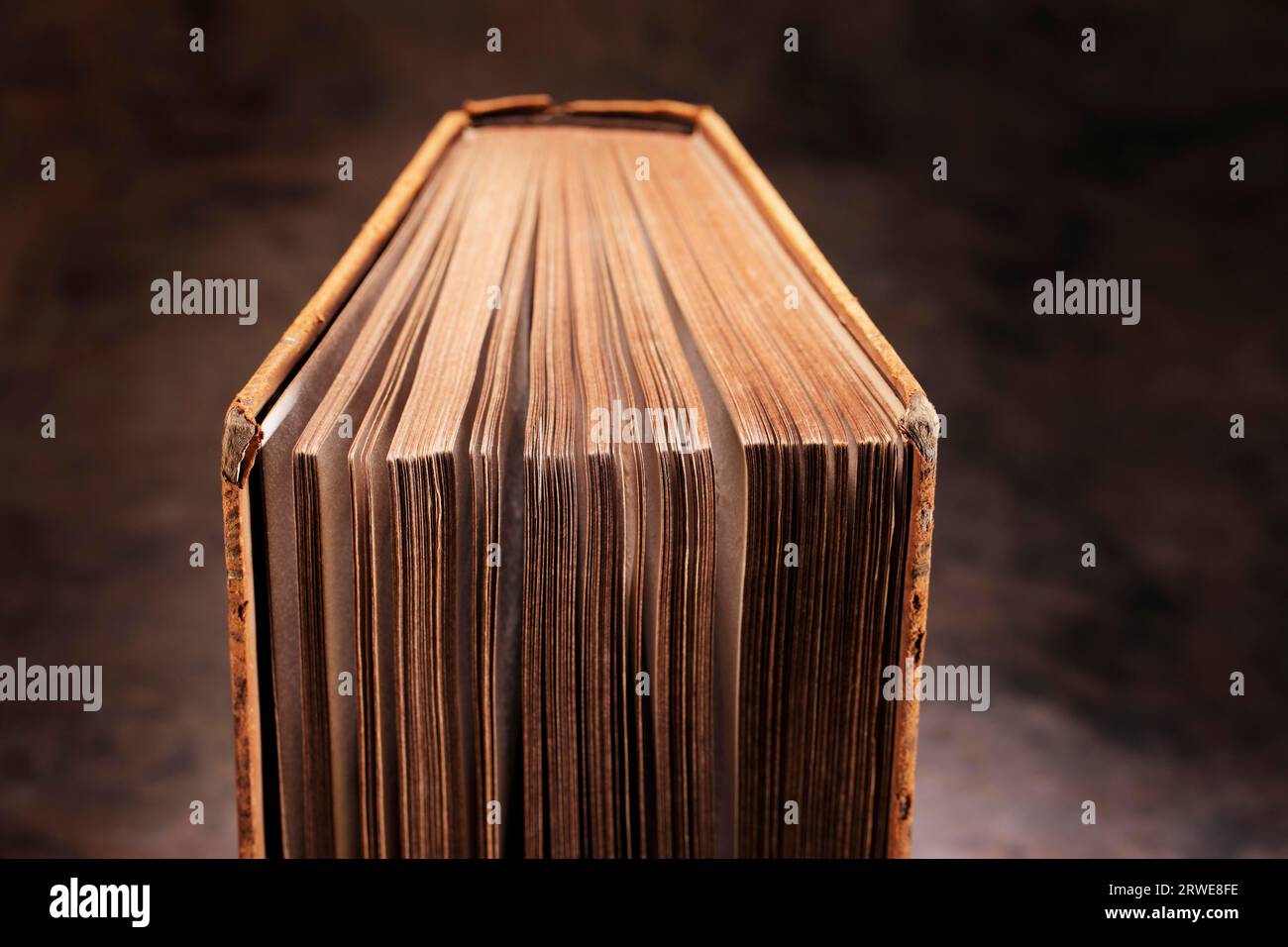 Vergilbte buchseiten -Fotos und -Bildmaterial in hoher Auflösung – Alamy