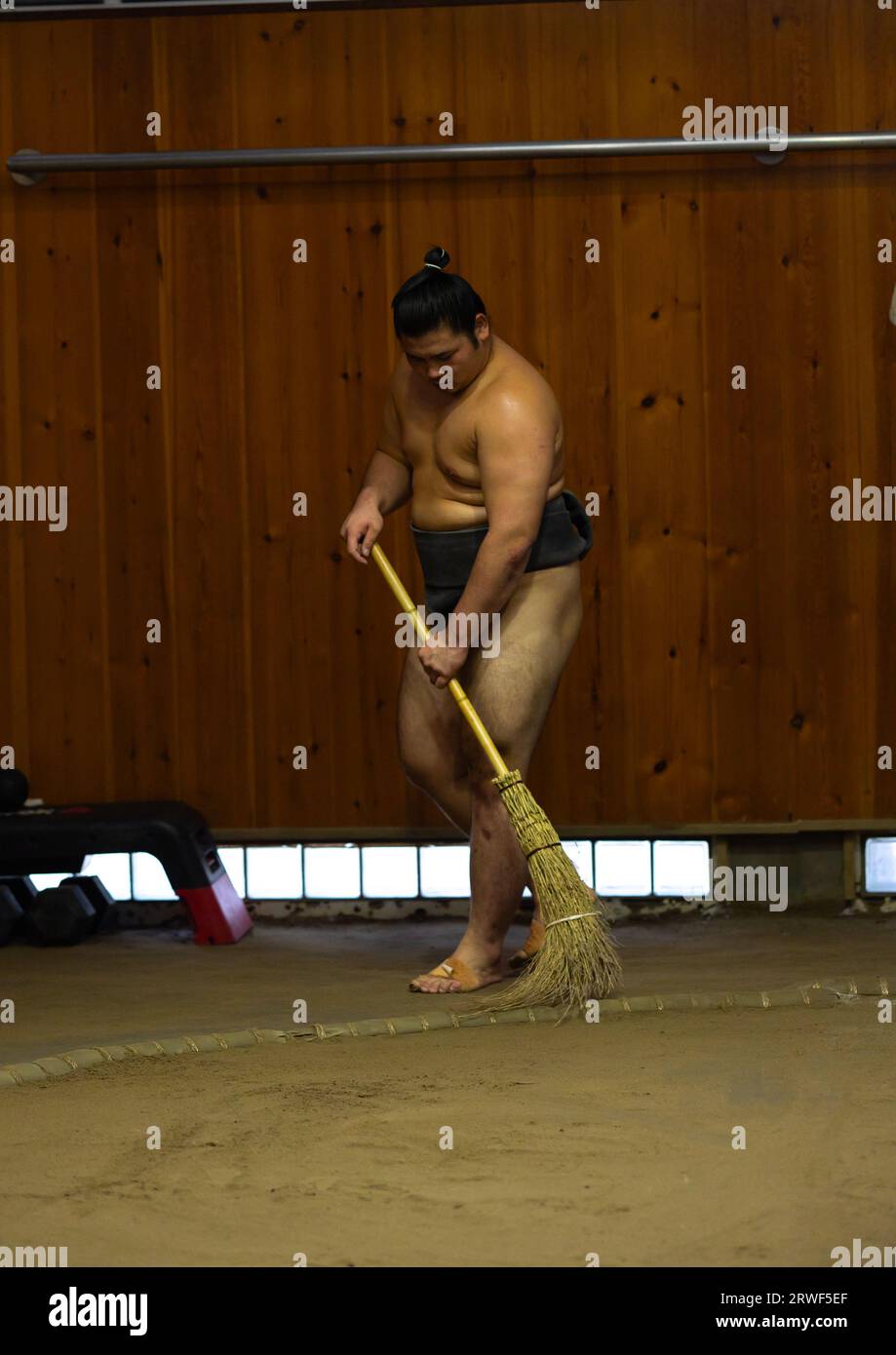 Sumo-Wrestler, der den Dohyo im Tatsunami Beya Sumo Stall in der Region ...