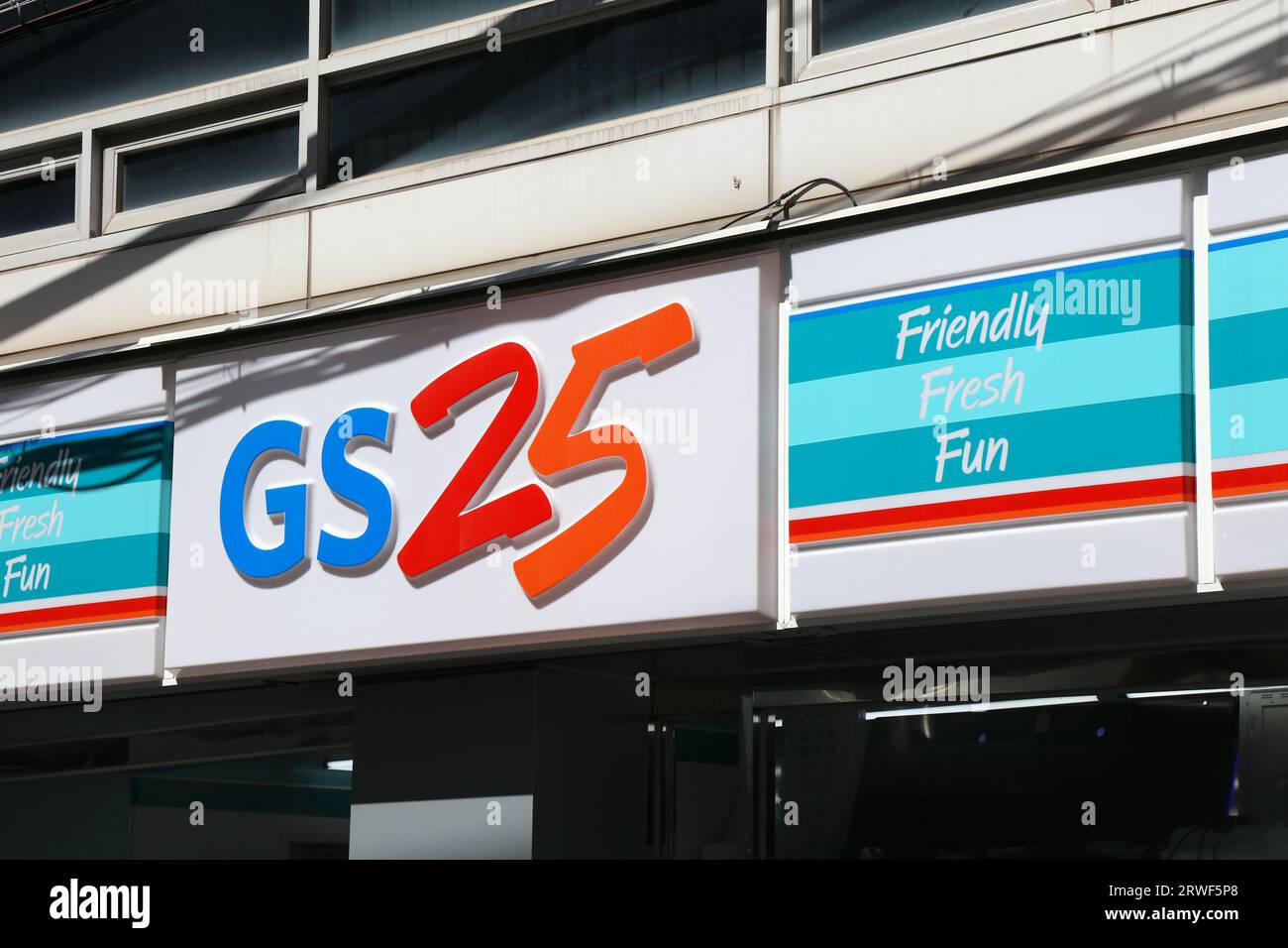 BUSAN, SÜDKOREA - 30. MÄRZ 2023: GS25-Marke Convenience Store in Busan, Südkorea. GS25 wird von ...