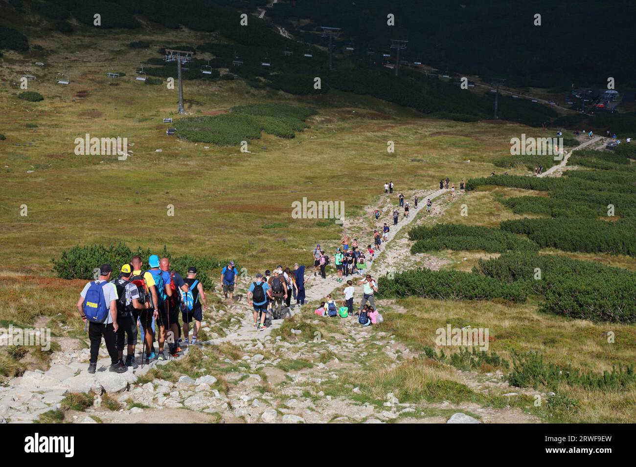 TATRA-GEBIRGE, POLEN - 9. SEPTEMBER 2023: Touristen wandern auf dem ...