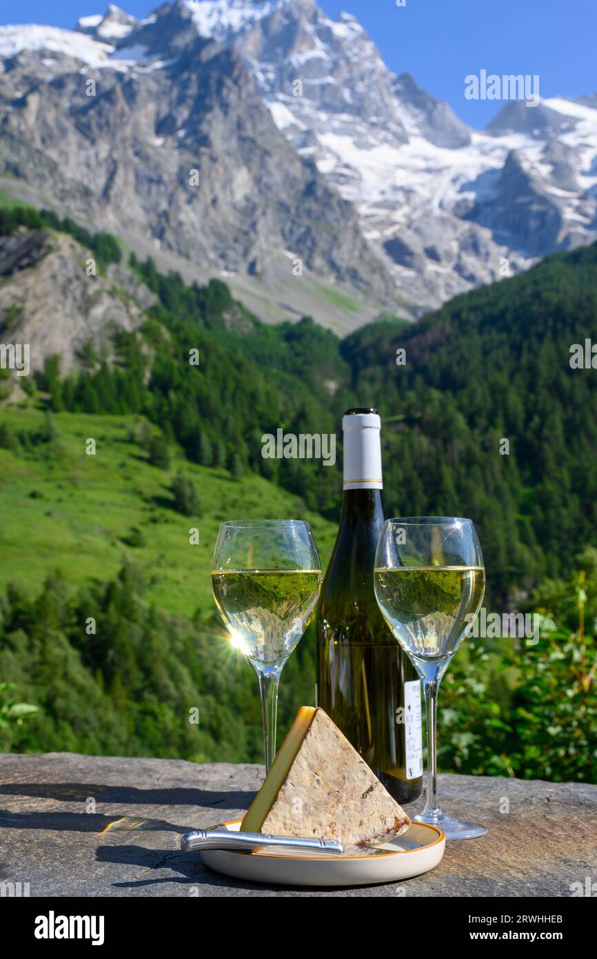 Käse und Wein, Gläser trockener weißer Roussette de Savoie und Vin de ...