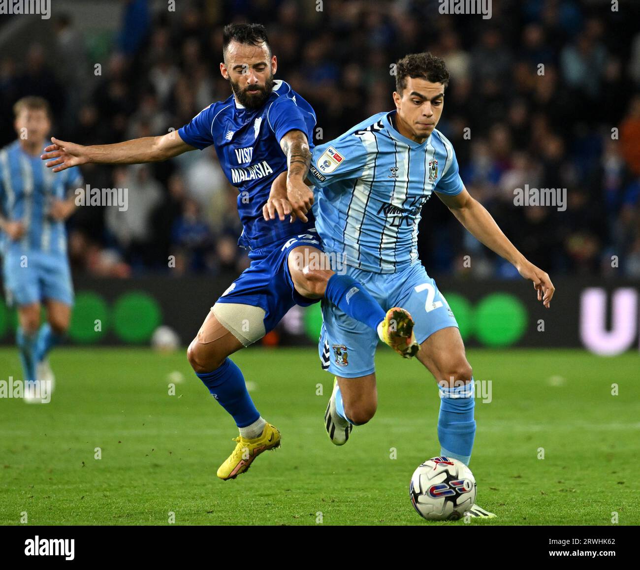 Manolis Siopis von Cardiff City (links) und Yasin Ayari von Coventry ...