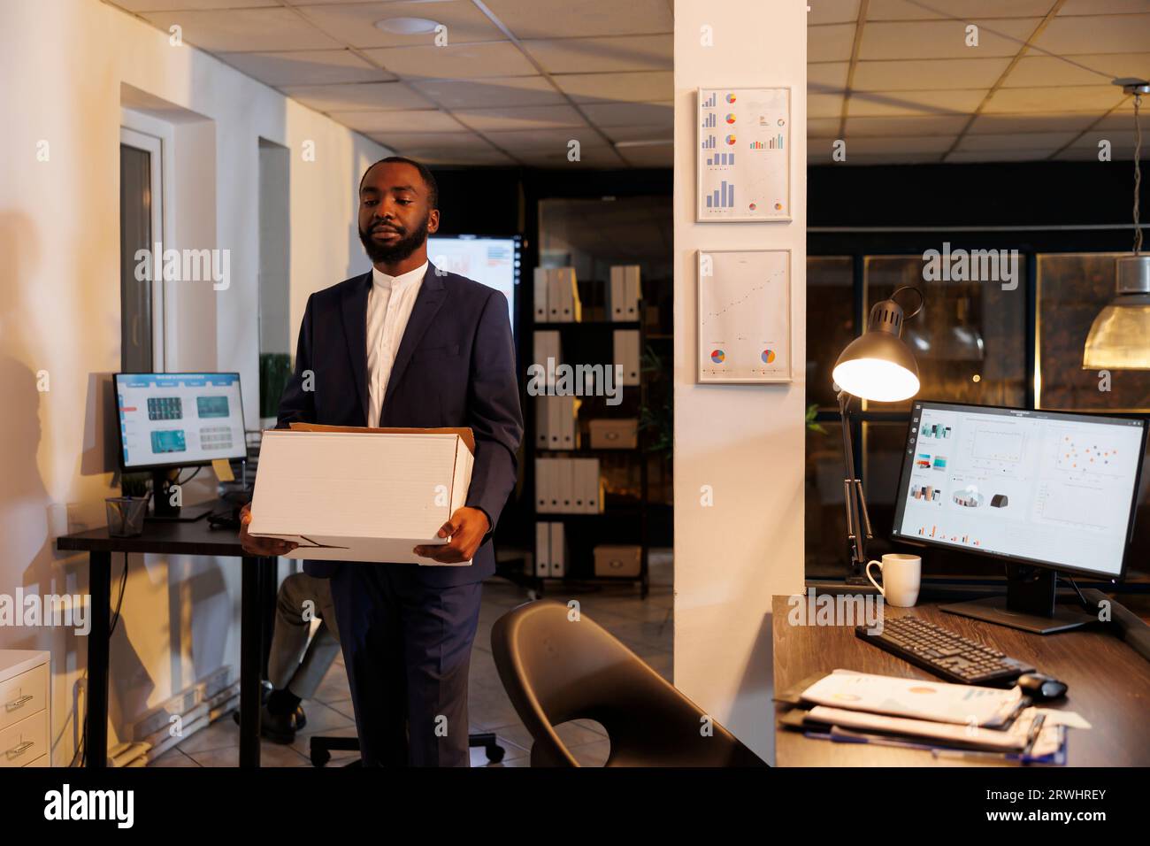 afroamerikanischer Arbeiter, der persönliche Gegenstände verpackt ... afroamerikanischer Arbeiter, der persönliche Gegenstände verpackt ...