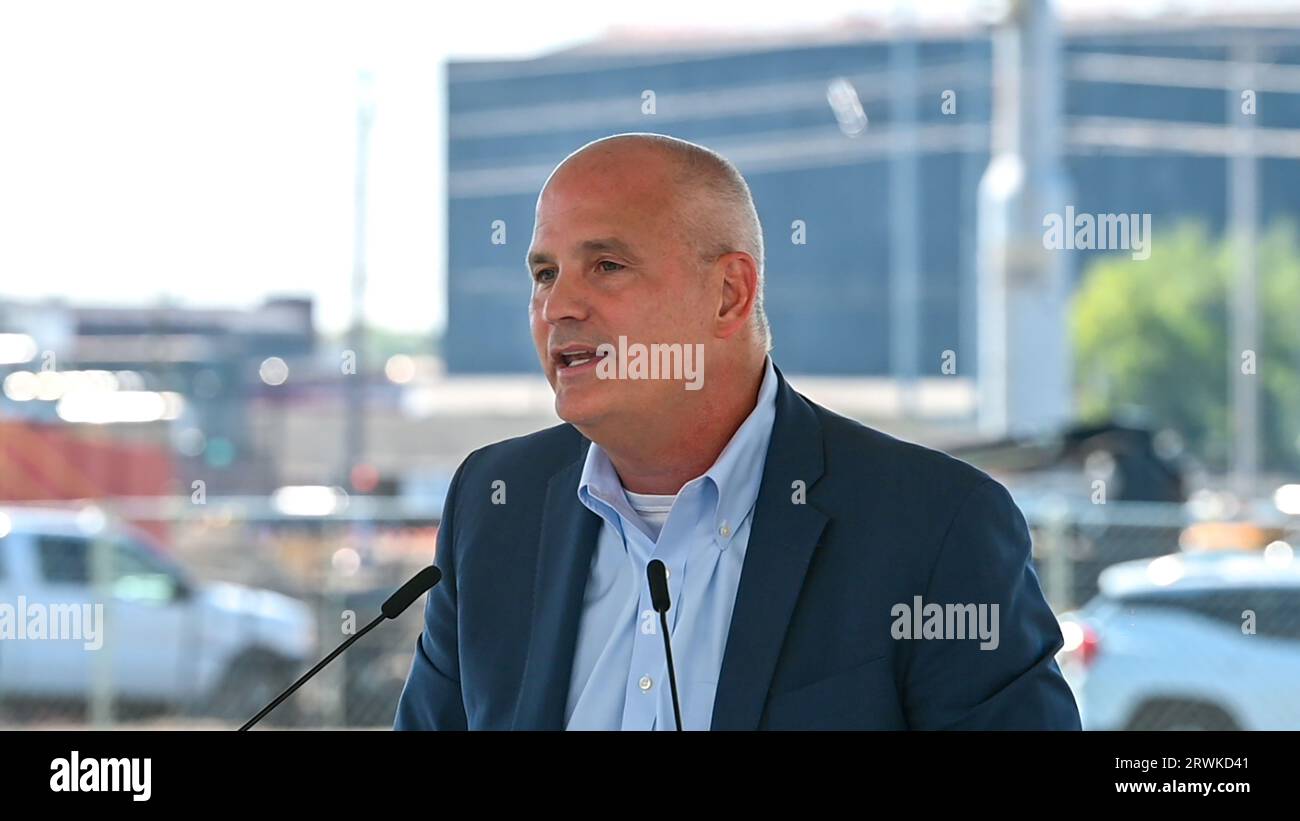 New York, Usa. September 2023. Tim Cawley spricht im Con Edison Astoria ...