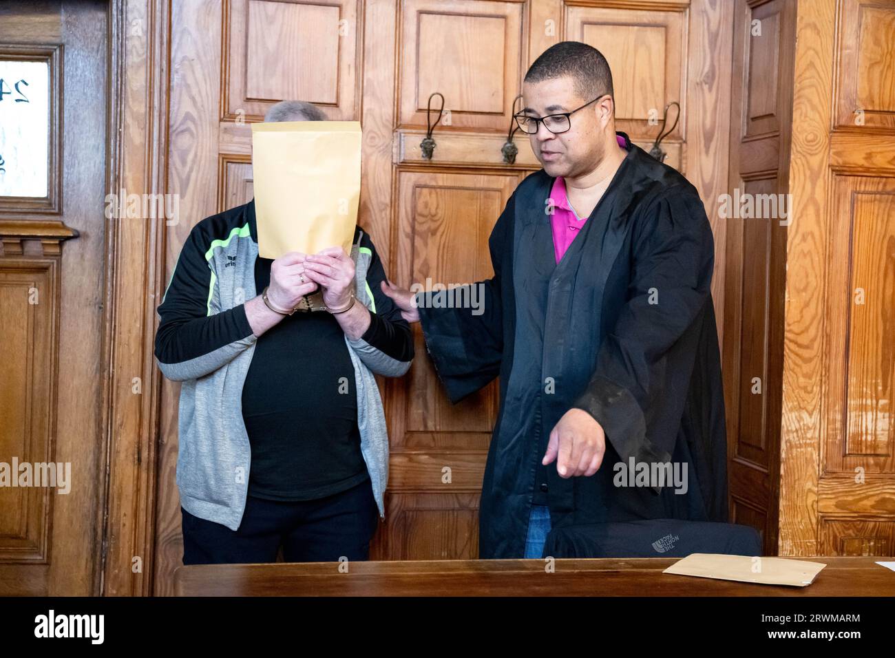 Bremen, Deutschland. September 2023. Der Angeklagte steht mit seinem ...