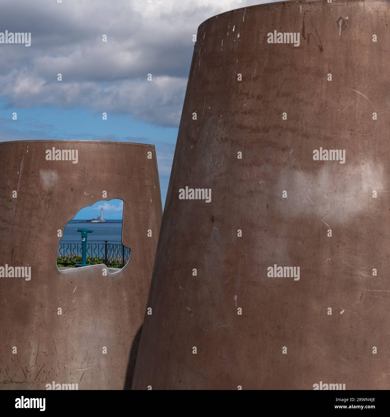 Blick durch die Sandburgskulptur von Richard Broderick an der zentralen ...