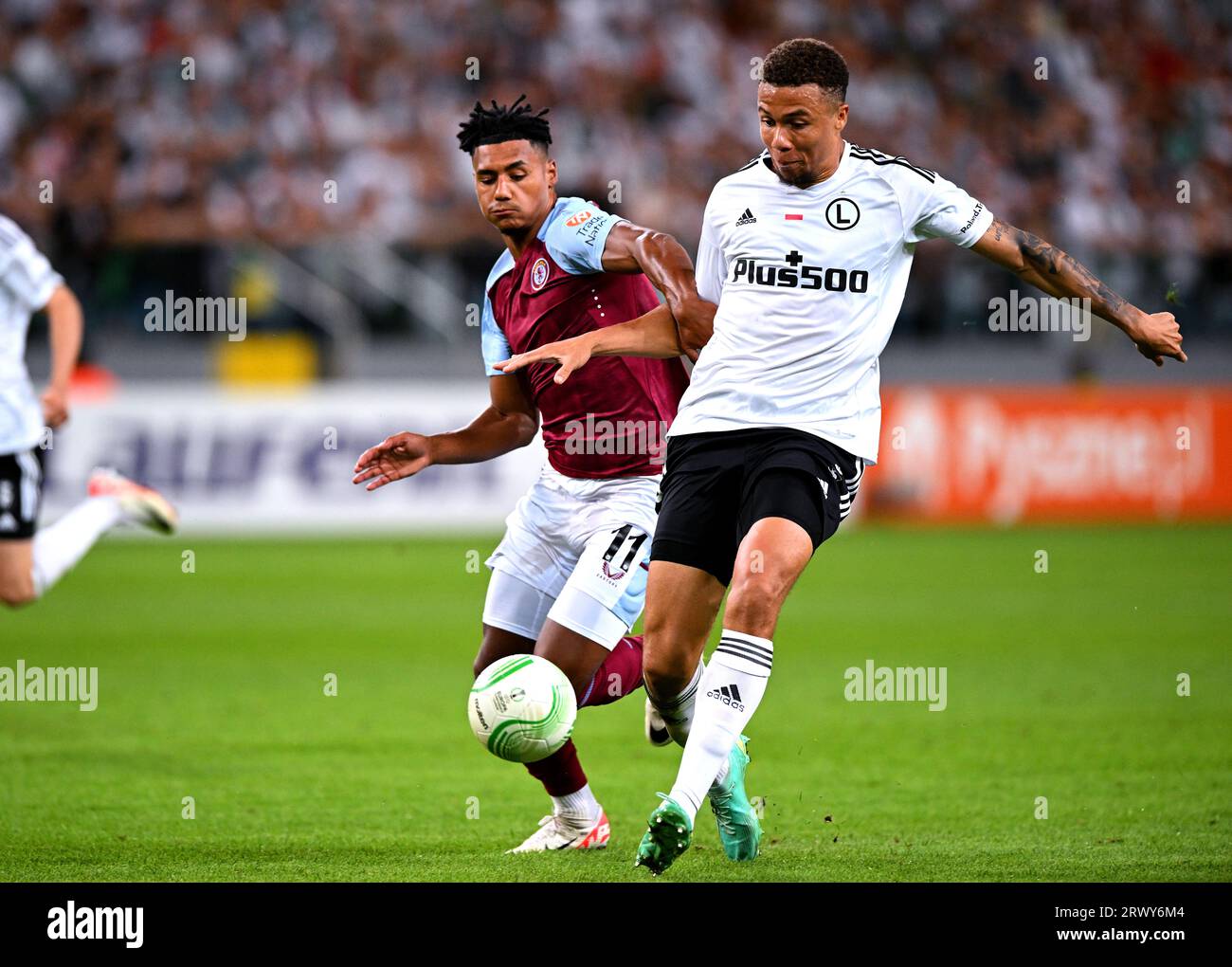 Aston Villas Ollie Watkins (links) und Legia Warschaus Steve Kapuadi ...