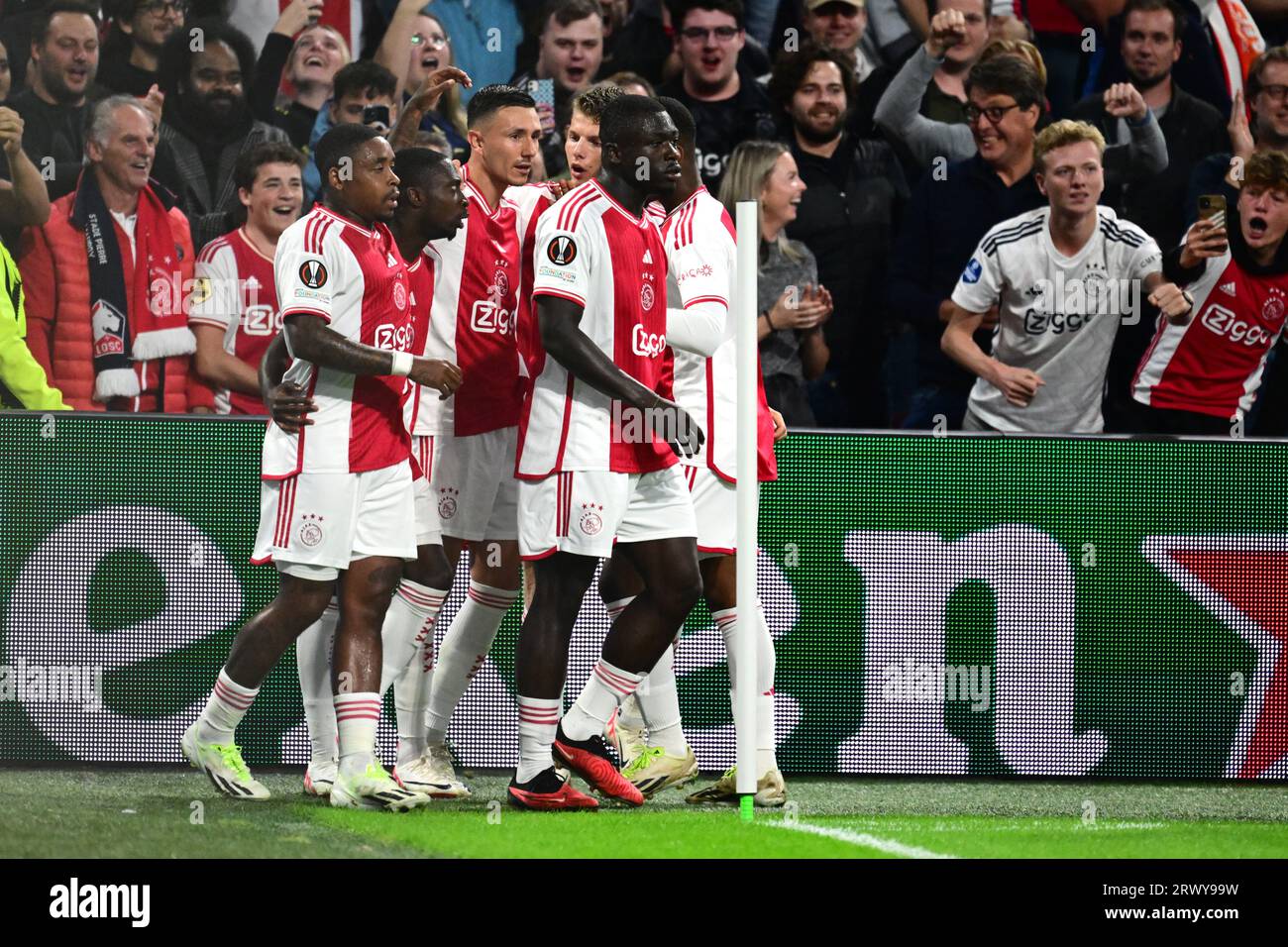 AMSTERDAM - Ajax feiert Carlos Forbs von Ajax's 1-0 während des UEFA ...