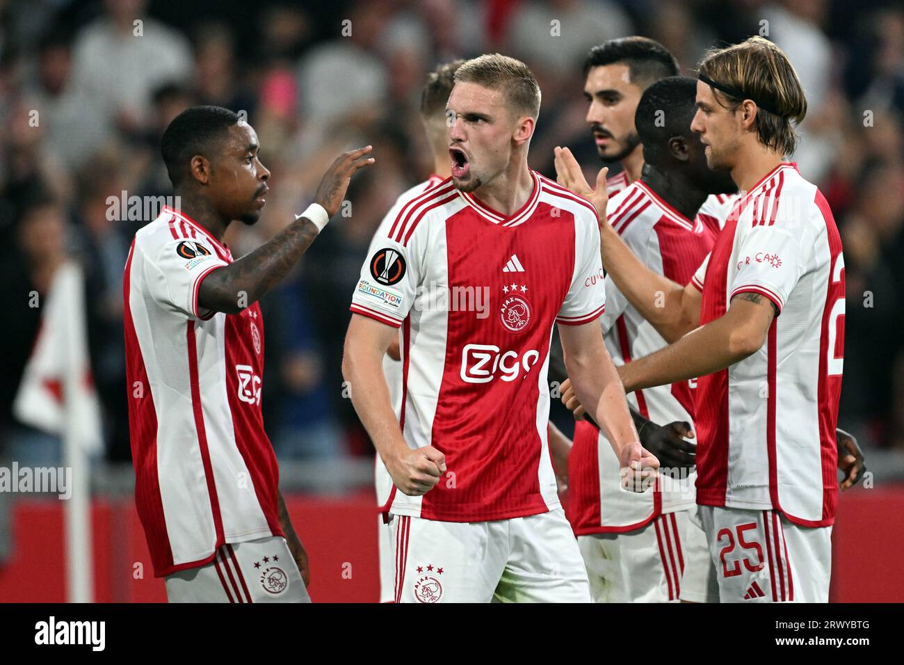 AMSTERDAM - (l-r) Steven Bergwijn von Ajax, Kenneth Taylor von Ajax, Borna Sosa von Ajax feiern ...