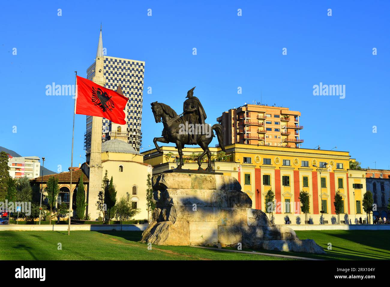 Skanderbeg square -Fotos und -Bildmaterial in hoher Auflösung – Alamy