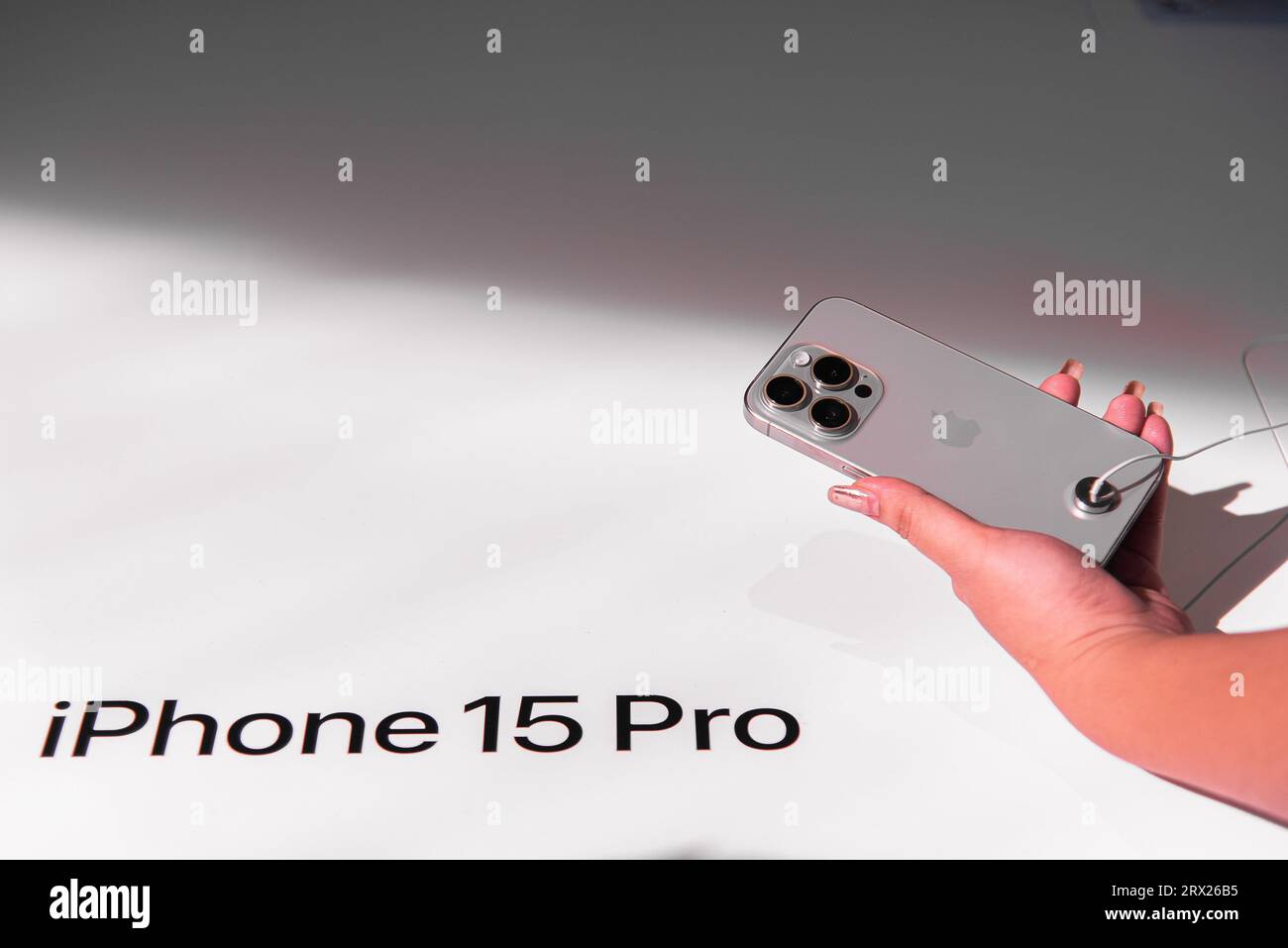 Bangkok, Thailand. September 2023. Ein Kunde inspiziert das neue iPhone 15 im Apple Store in ...