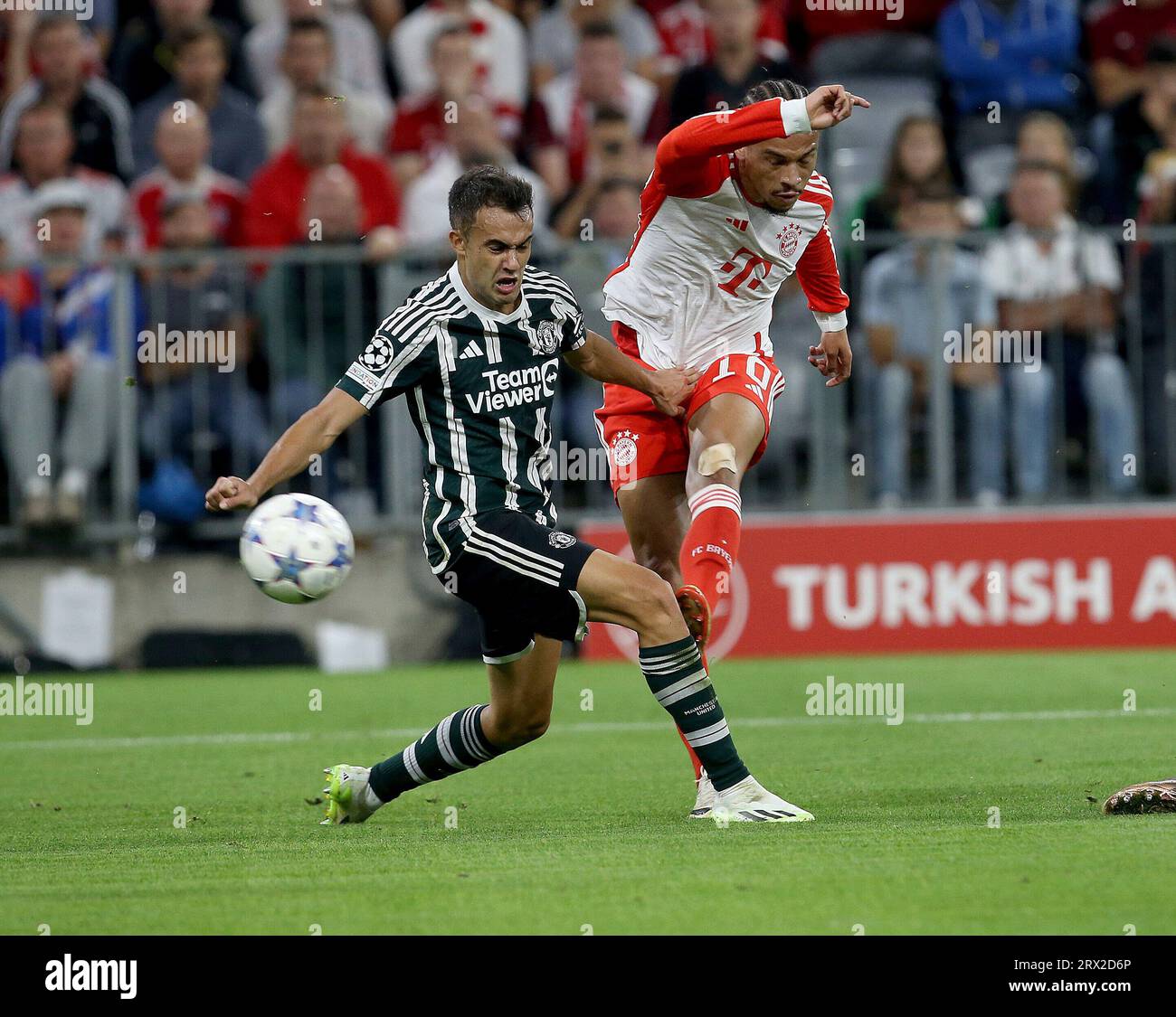 V.li. Sergio Reguilon (Manu), Leroy Sane (Bayern). FC Bayern München ...