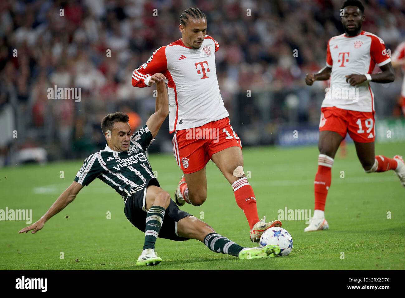 V.li. Sergio Reguilon (Manu), Leroy Sane (Bayern). FC Bayern München ...
