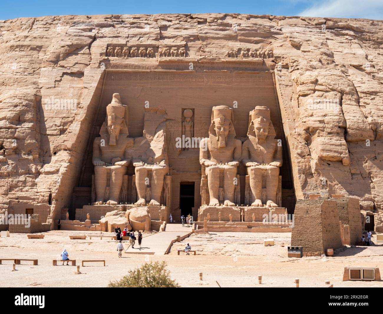 Der große Tempel von Abu Simbel mit seinen vier ikonischen 20 Meter ...