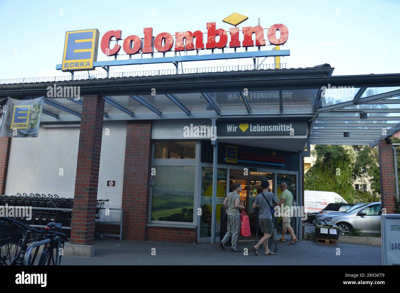 Berlin, Deutschland - 21. September 2023 - EDEKA Colombino Supermarkt ...